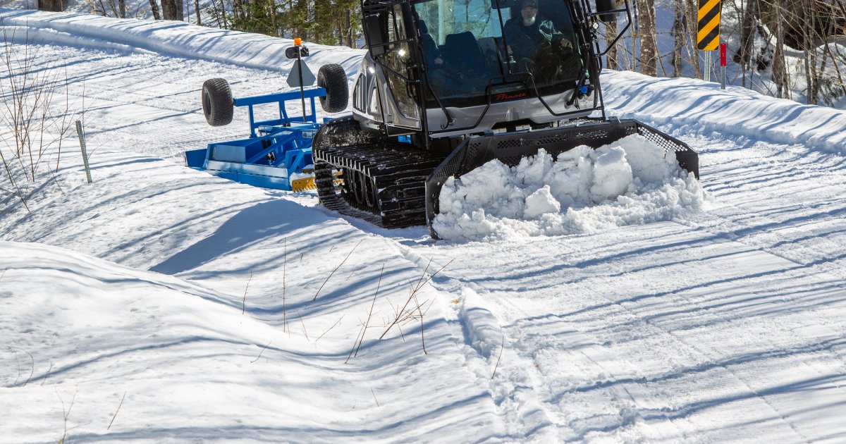 Snow Trail Groomer 2002 New Holland SUR TRAC TM 125 With Ramsteer Drag